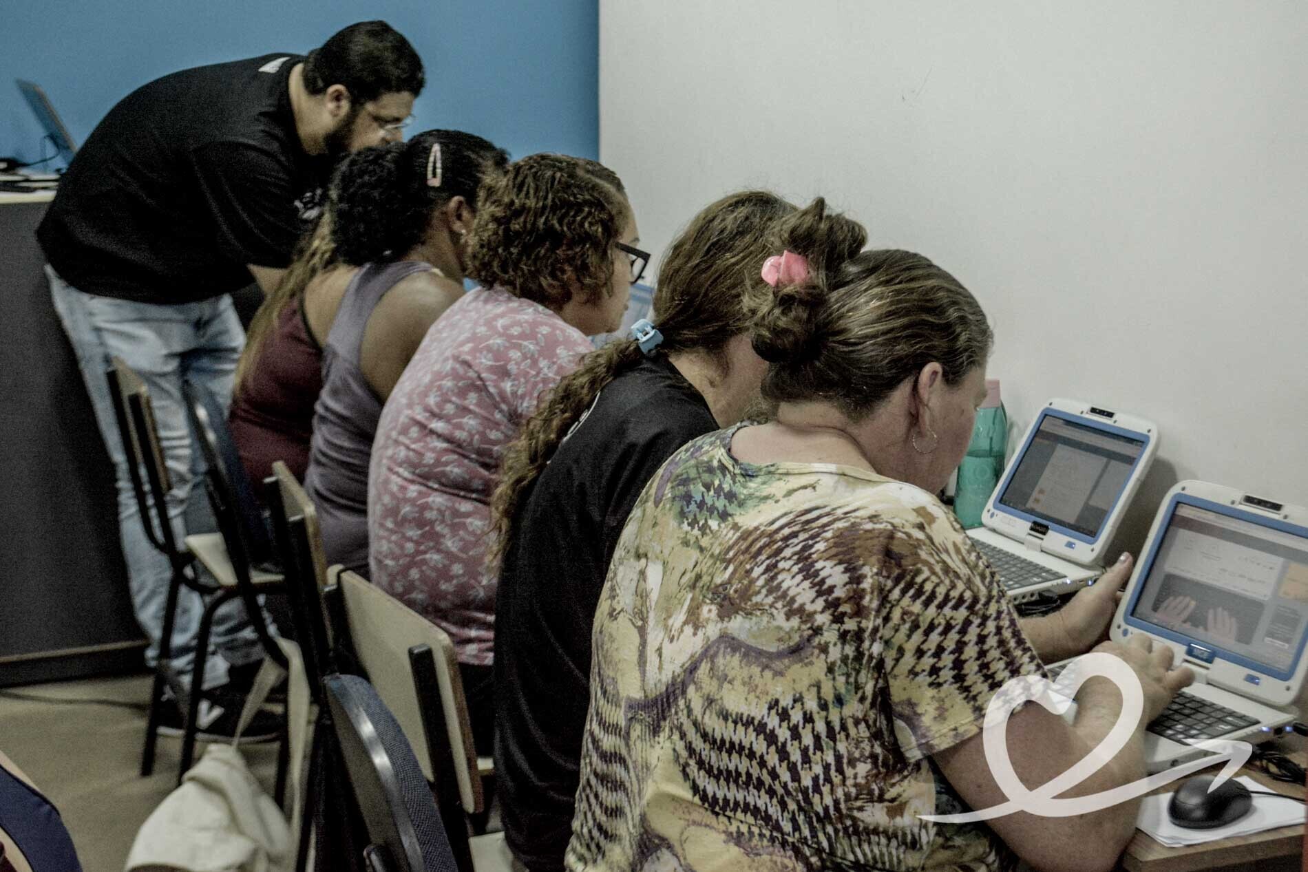 Informática no Sol Nascente: "Estou conseguindo usar o computador ...